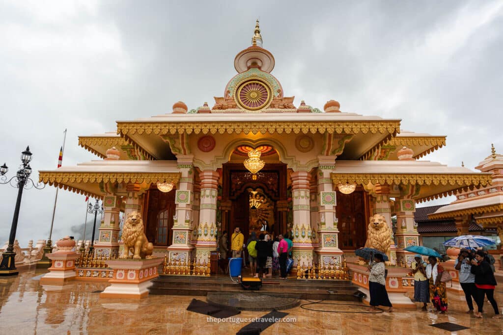 Mahamevnawa Buddhist Monastery, in Bandarawela (Sri Lanka)